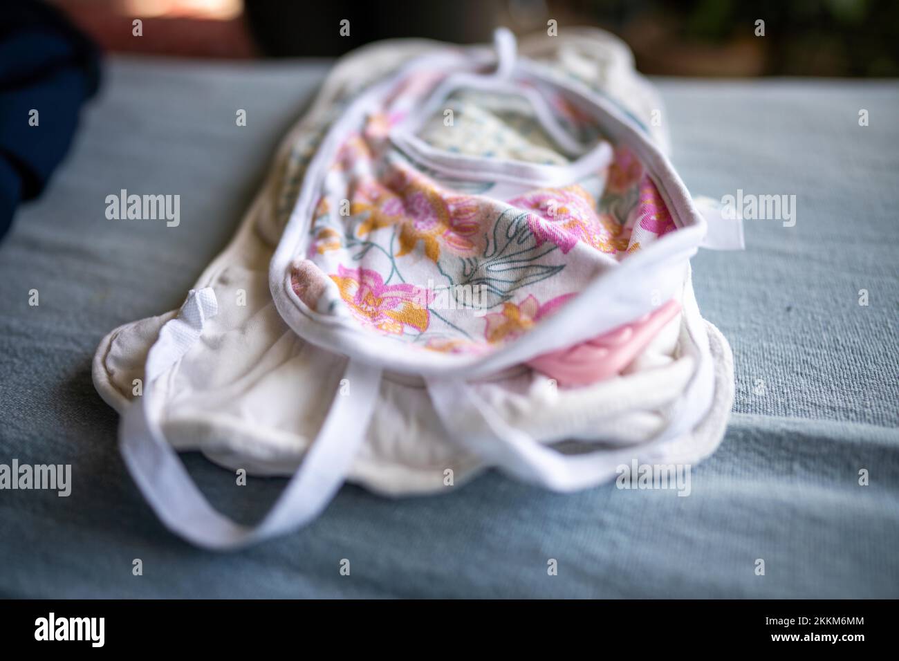 Family folding clothes hi-res stock photography and images - Alamy