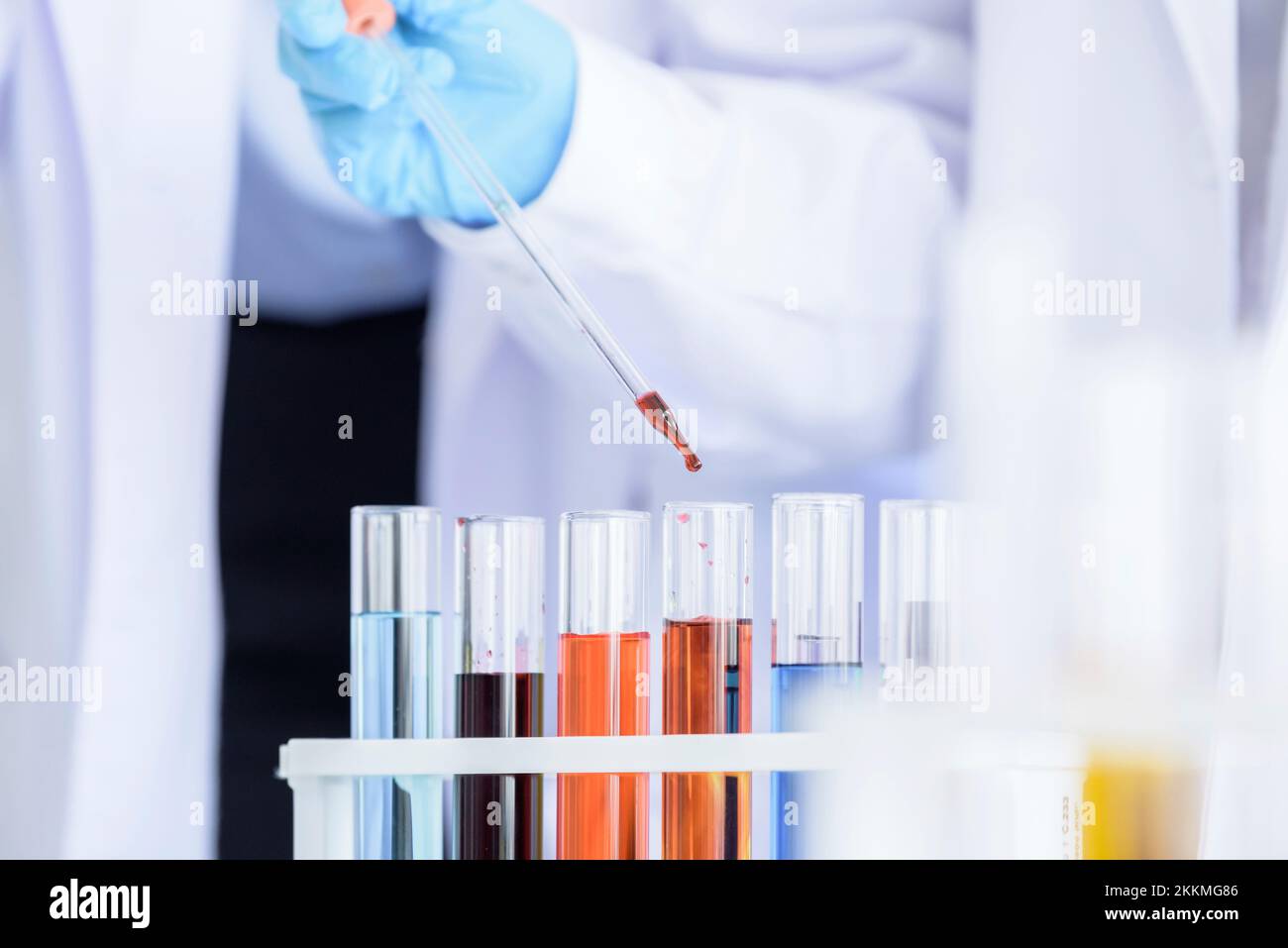 Chemist pipetting liquid test tube hi-res stock photography and images ...