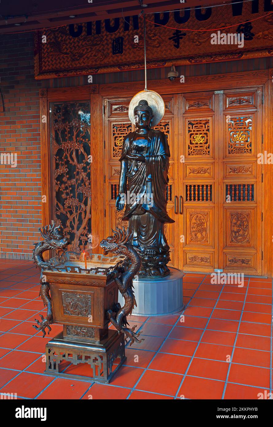 Statue of amitabha hi-res stock photography and images - Alamy