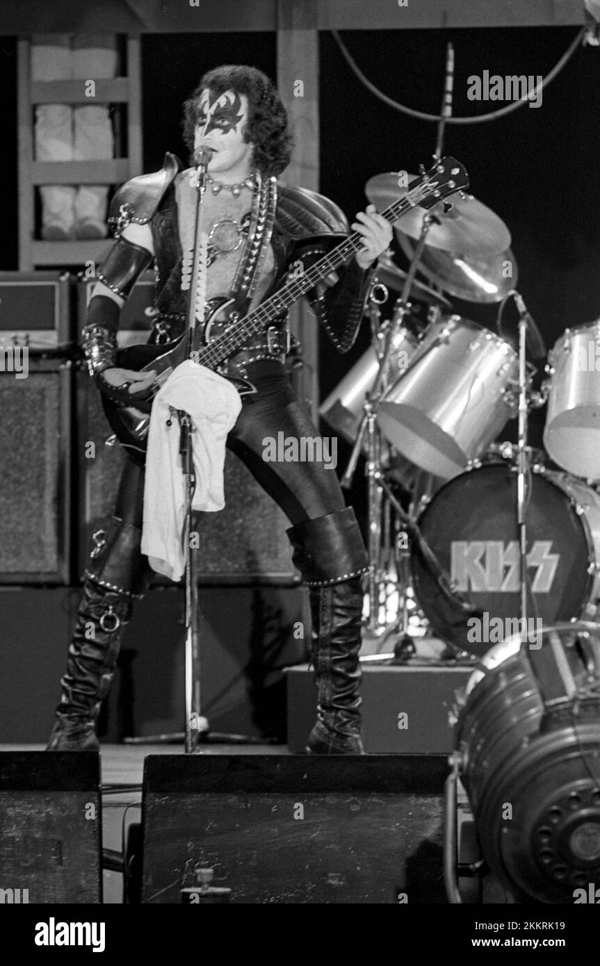 Gene Simmons of Kiss performs in concert during 'The Elder' Album in ... Gene Simmons of Kiss performs in concert during 'The Elder' Album in ...