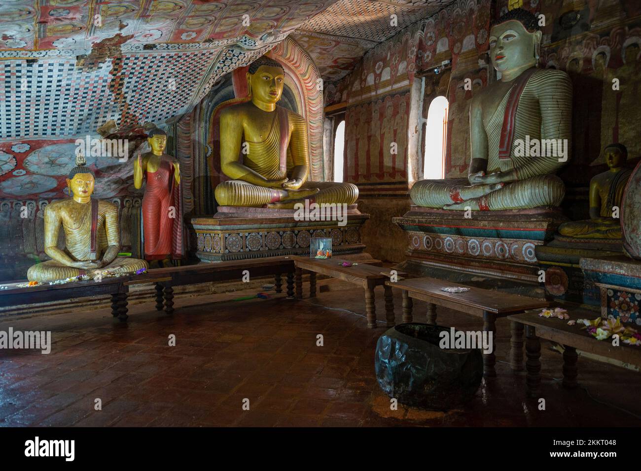 In the ancient cave Buddhist temple Rangiri Dambulu Viharaya (Golden ...