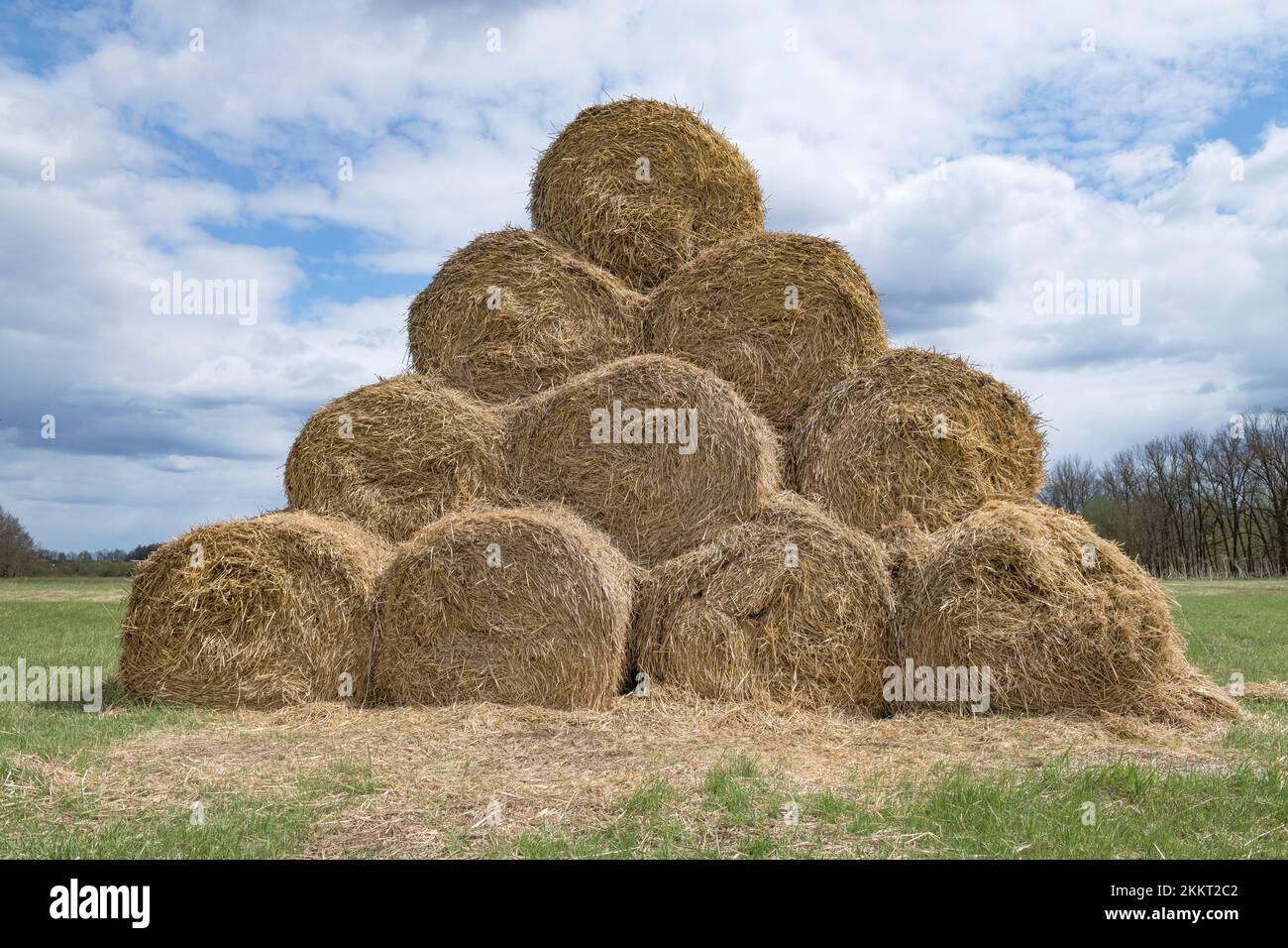 Hay bale pyramid hi-res stock photography and images - Alamy