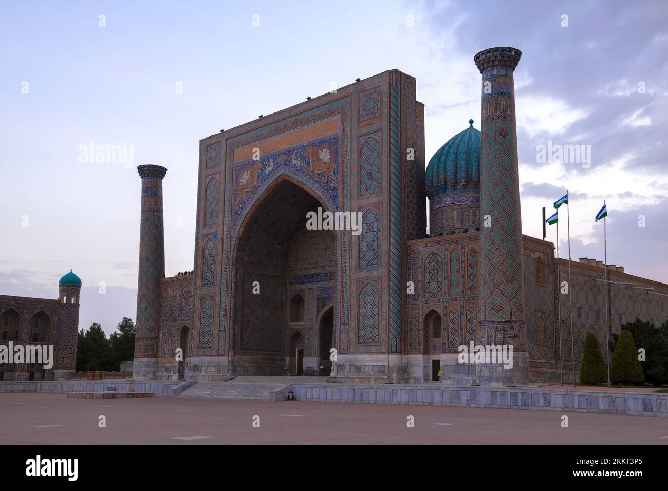 SAMARKAND, UZBEKISTAN - SEPTEMBER 12, 2022: Sherdor Madrasah on the ...