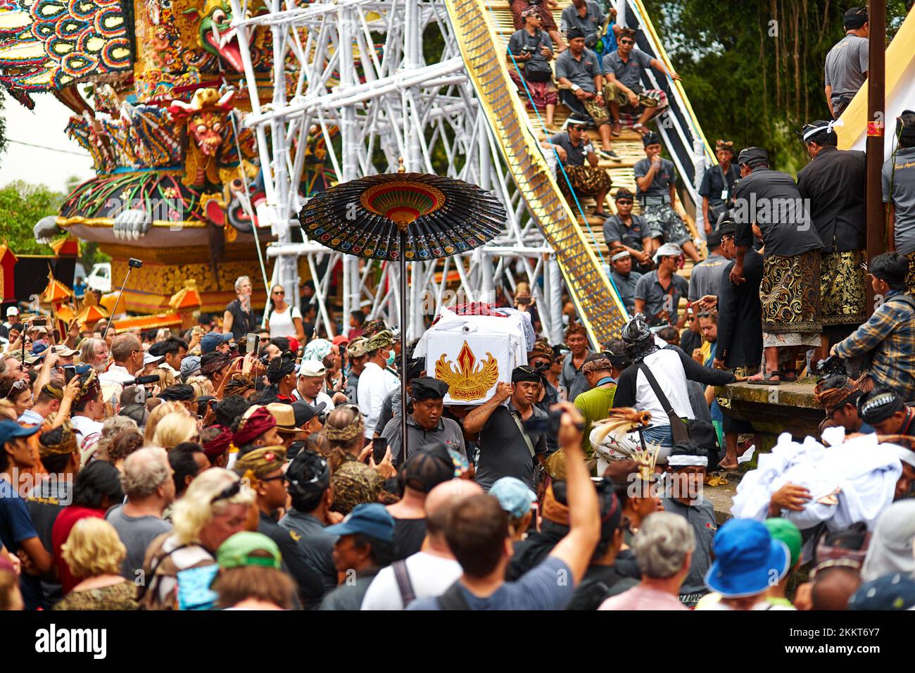 Huge crowd at the cremation ceremony of the queen on the island of Bali ...