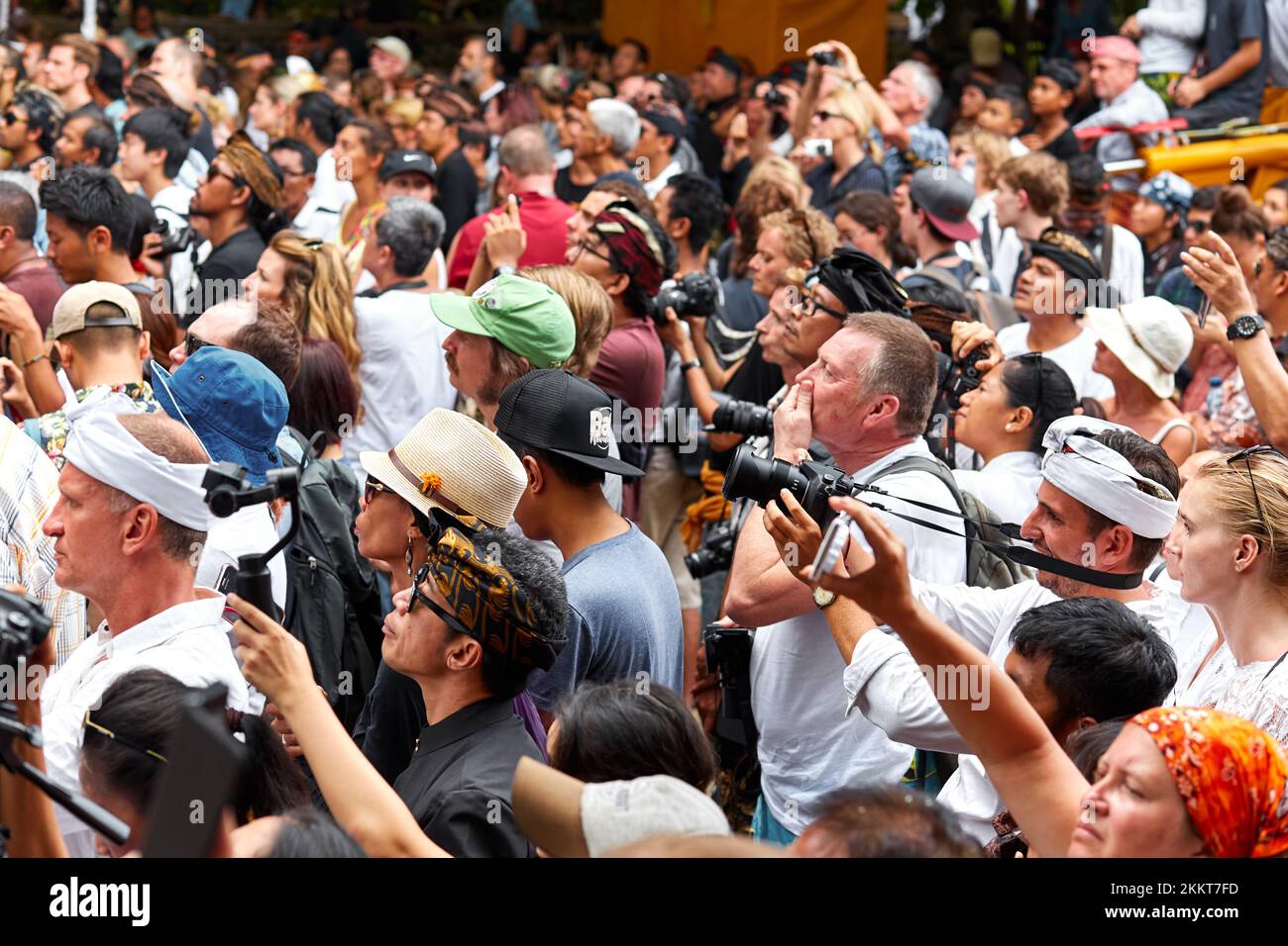 Crowd of people holding cameras hi-res stock photography and images - Alamy