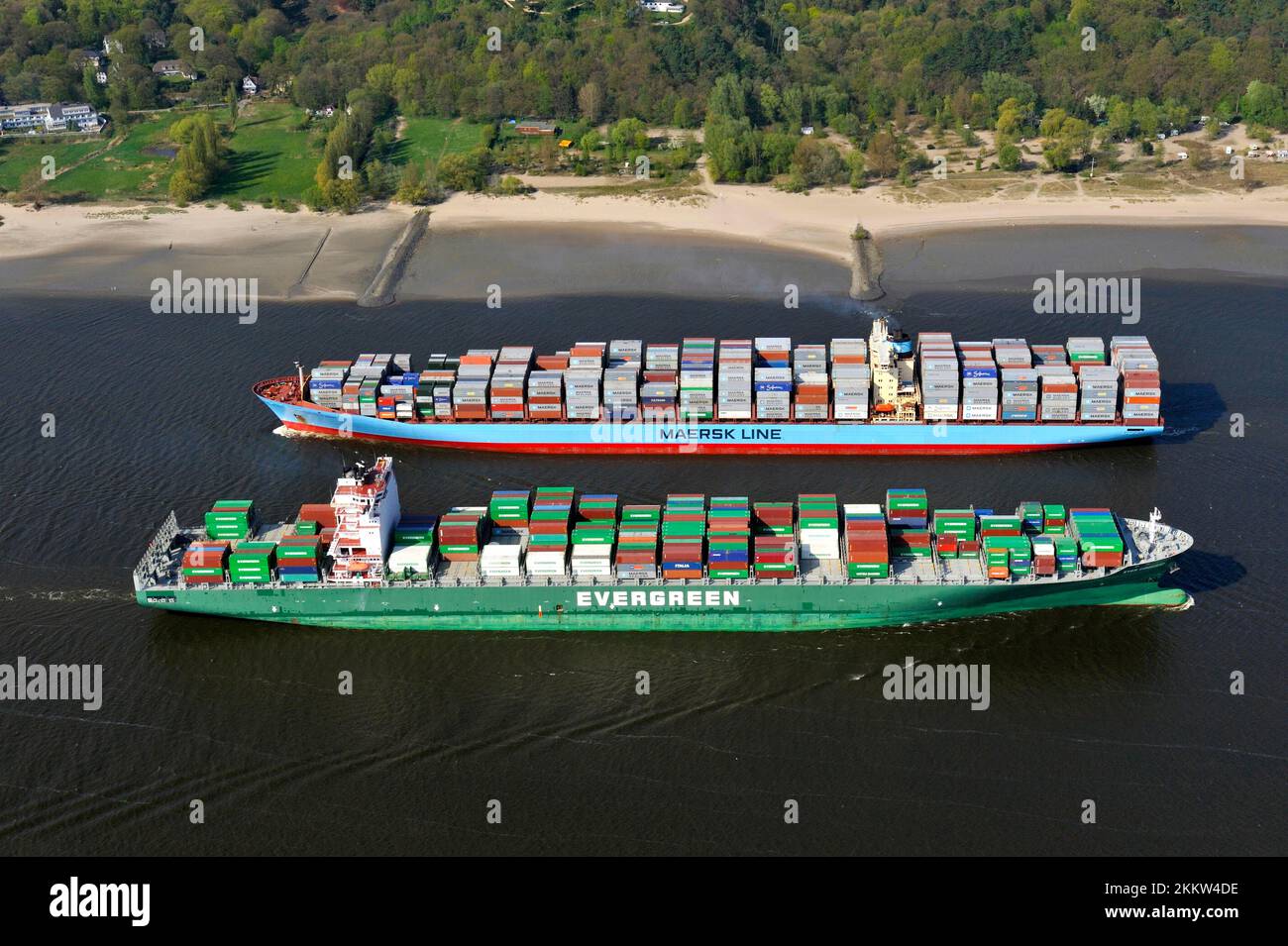 Container ships in the Elbe encounter box on the Falkenstein bank ...