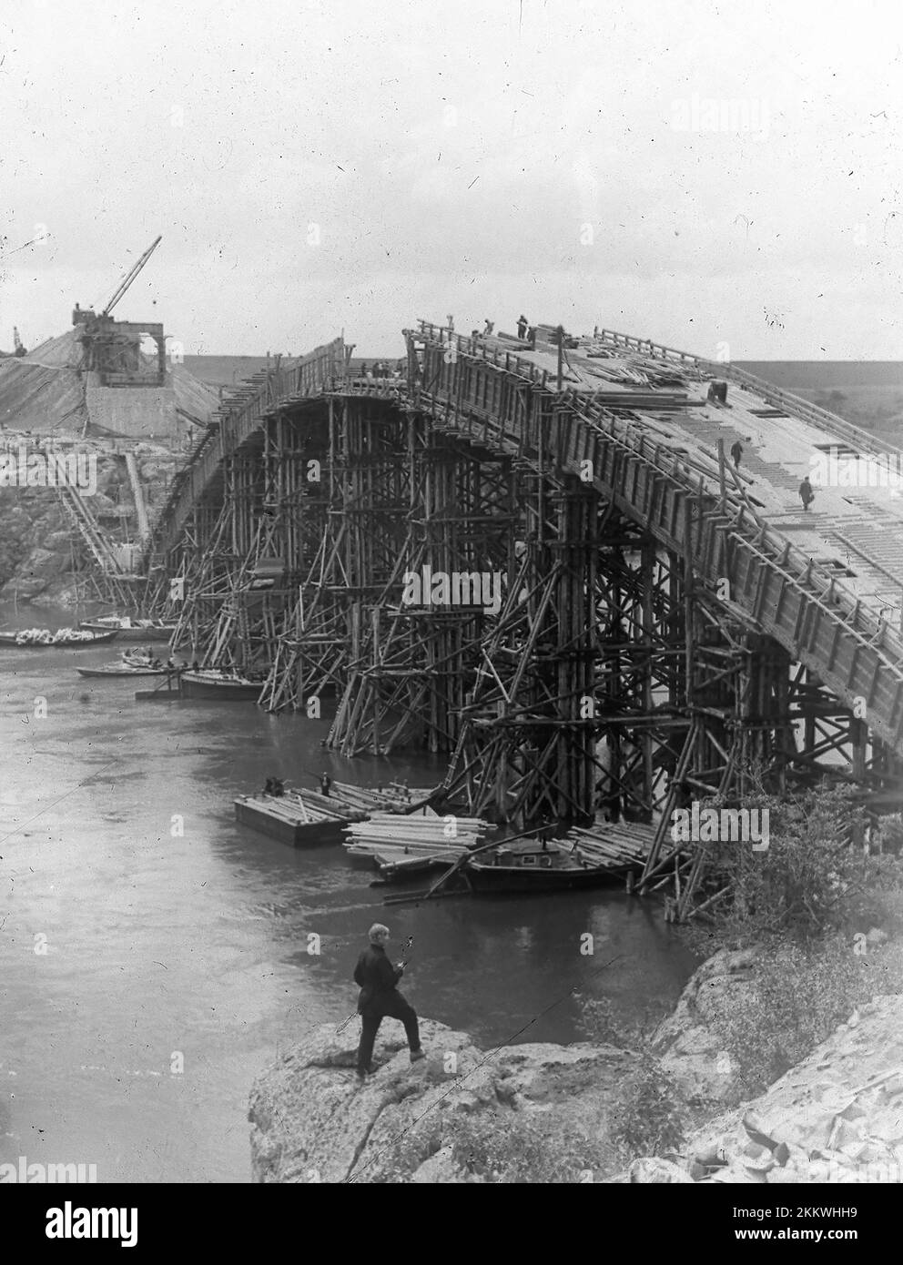 Construction of the Old Dnieper bridge. Installation of trusses and ...