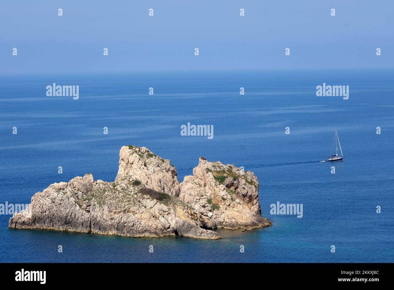 Rock jutting out of the sea hi-res stock photography and images - Alamy