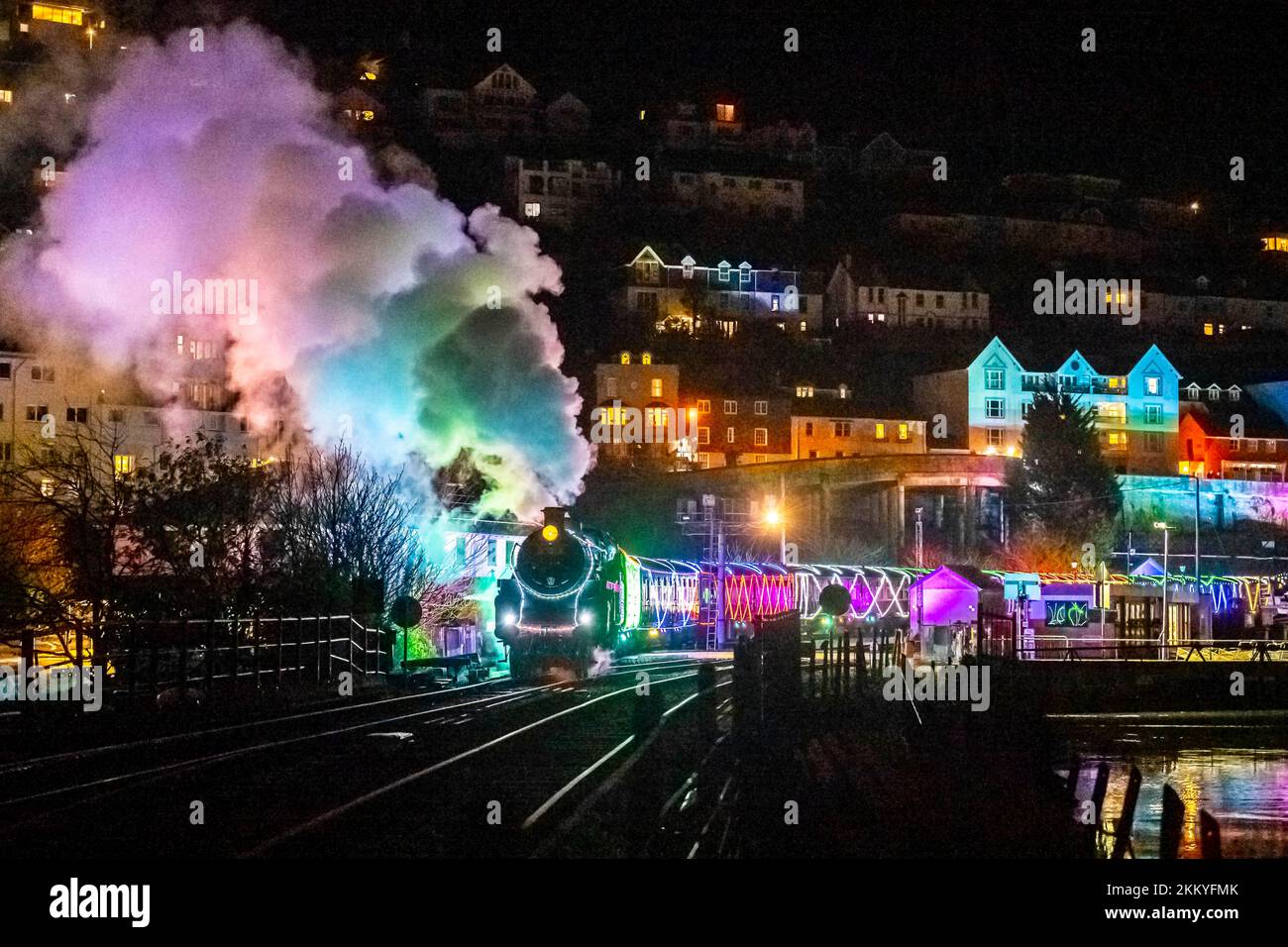 Kingswear, Devon, UK. 25th November 2022. The Christmas Train of Lights ...