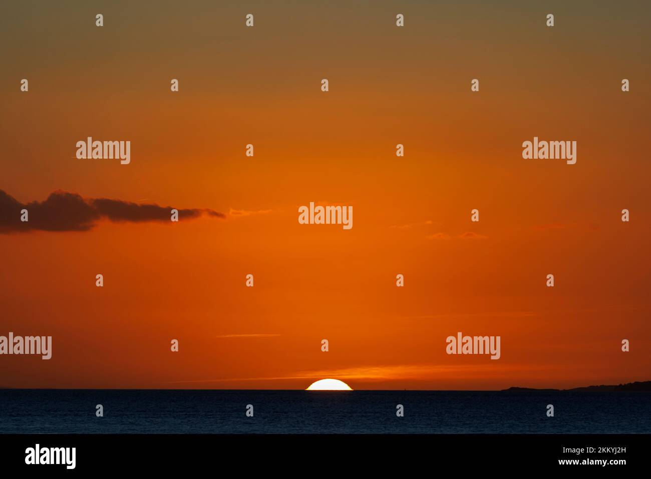 Setting sun above the horizon hi-res stock photography and images - Alamy