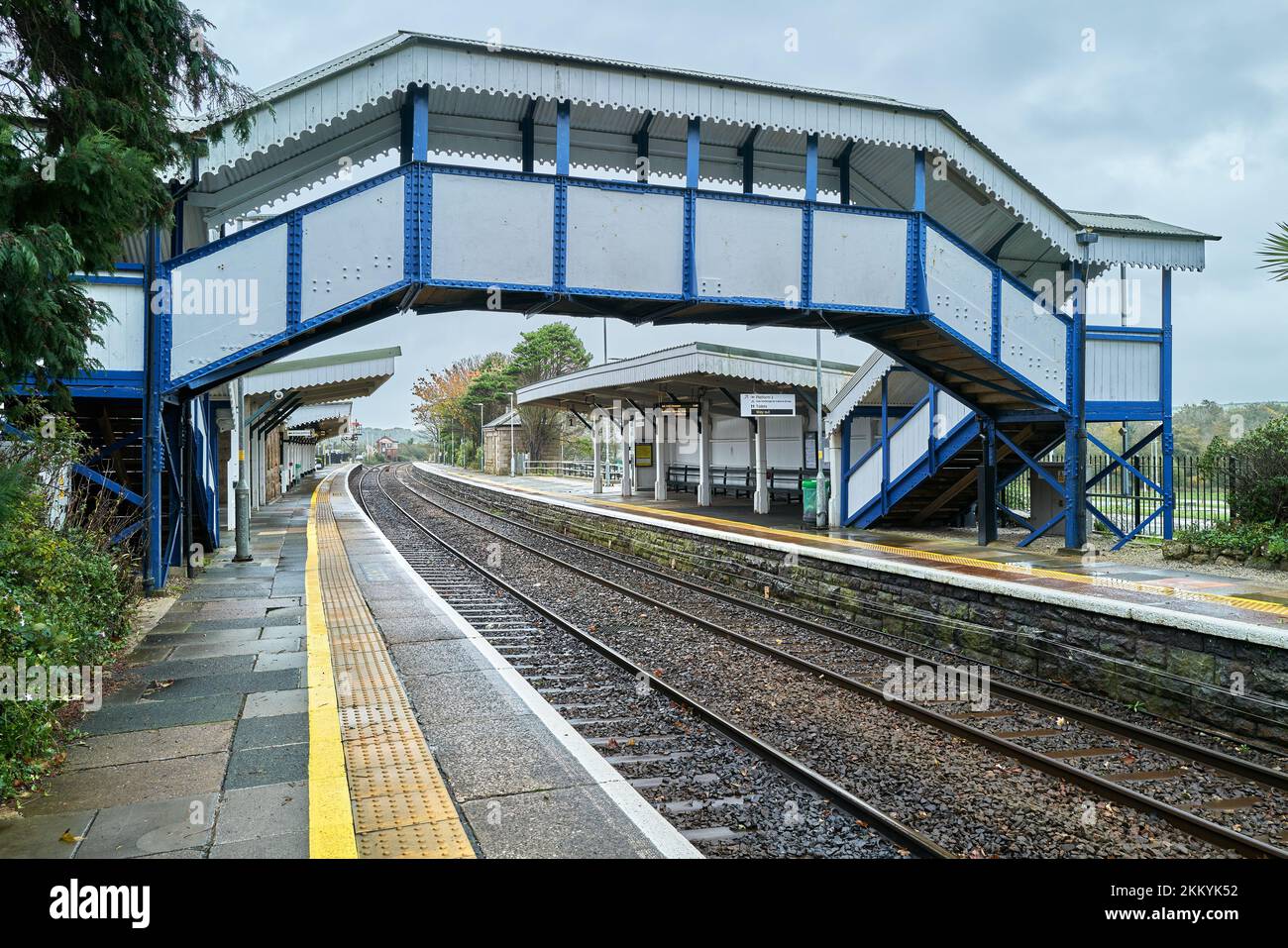 Passenger bridge over the GWR railway line at St Erth rail station ...