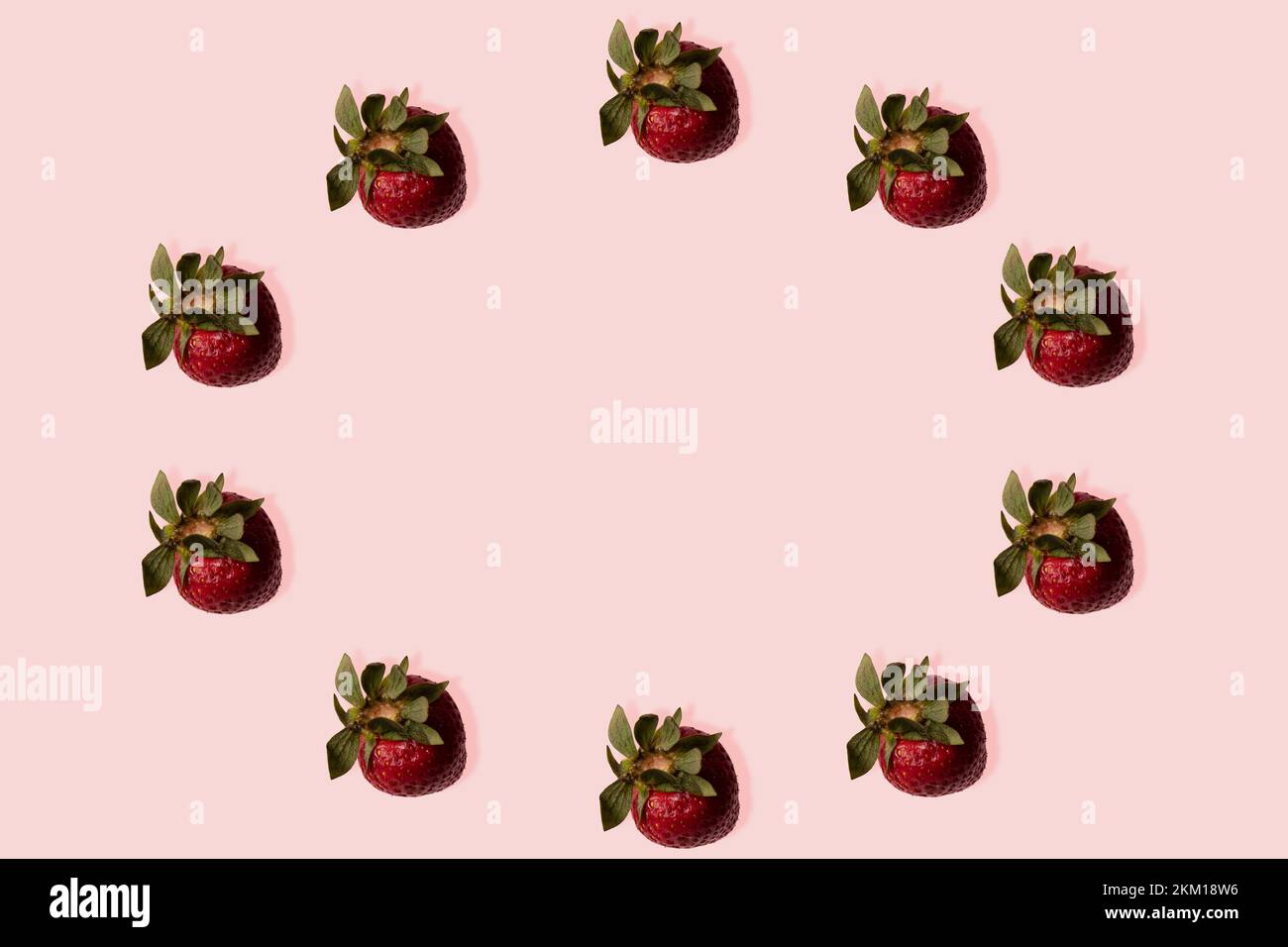 Fresh strawberries round frame on pink background Stock Photo - Alamy