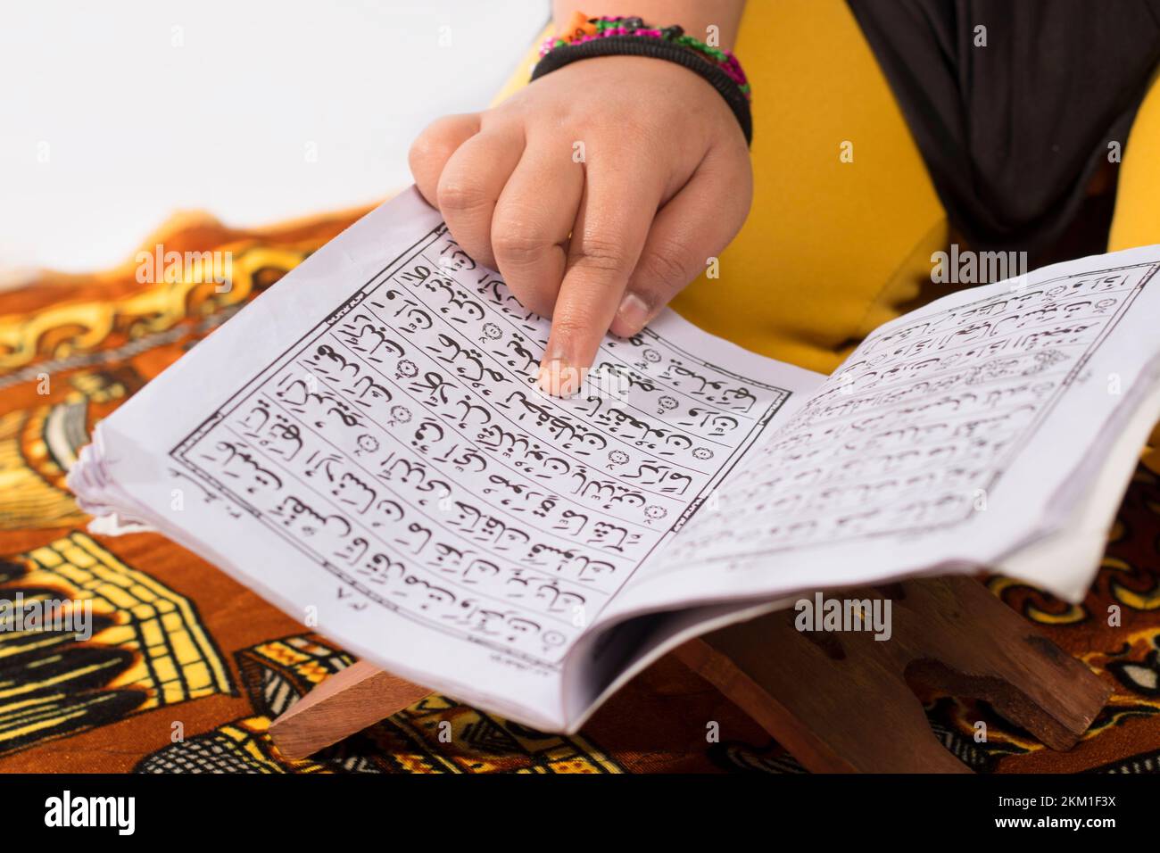 Asian Islam or Muslim child girl reading the Quran Stock Photo - Alamy
