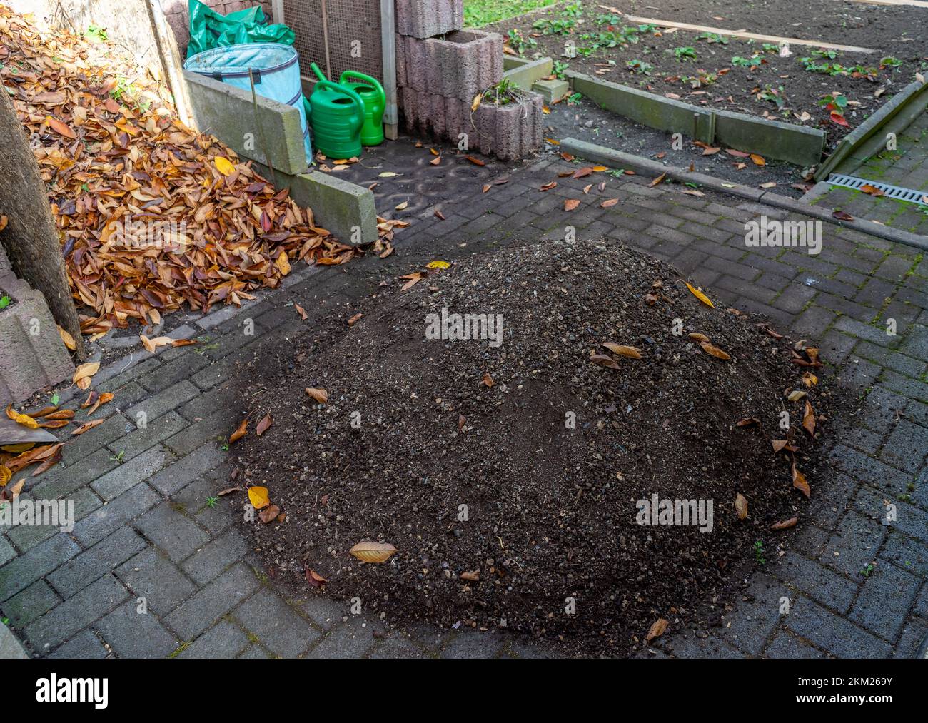 Compost sieve hi-res stock photography and images - Alamy