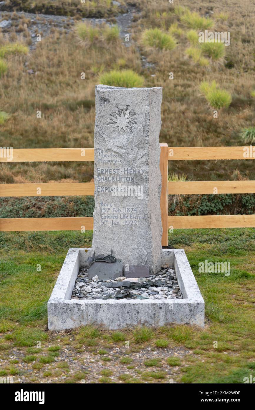 Grave of Sir Ernest Shackleton at Grytvikens Cemetery in South Georgia ...