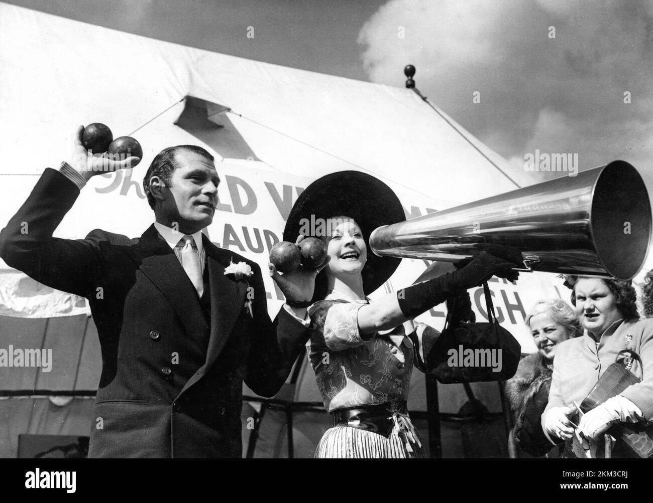 LAURENCE OLIVIER and VIVIEN LEIGH at Theatrical Garden Party at ...