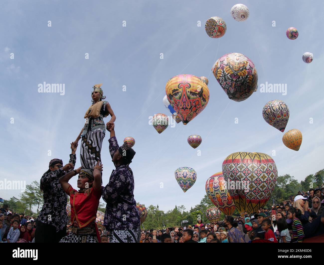 Lengger dancers from Wonosobo Regency, Central Java, Indonesia dance ...
