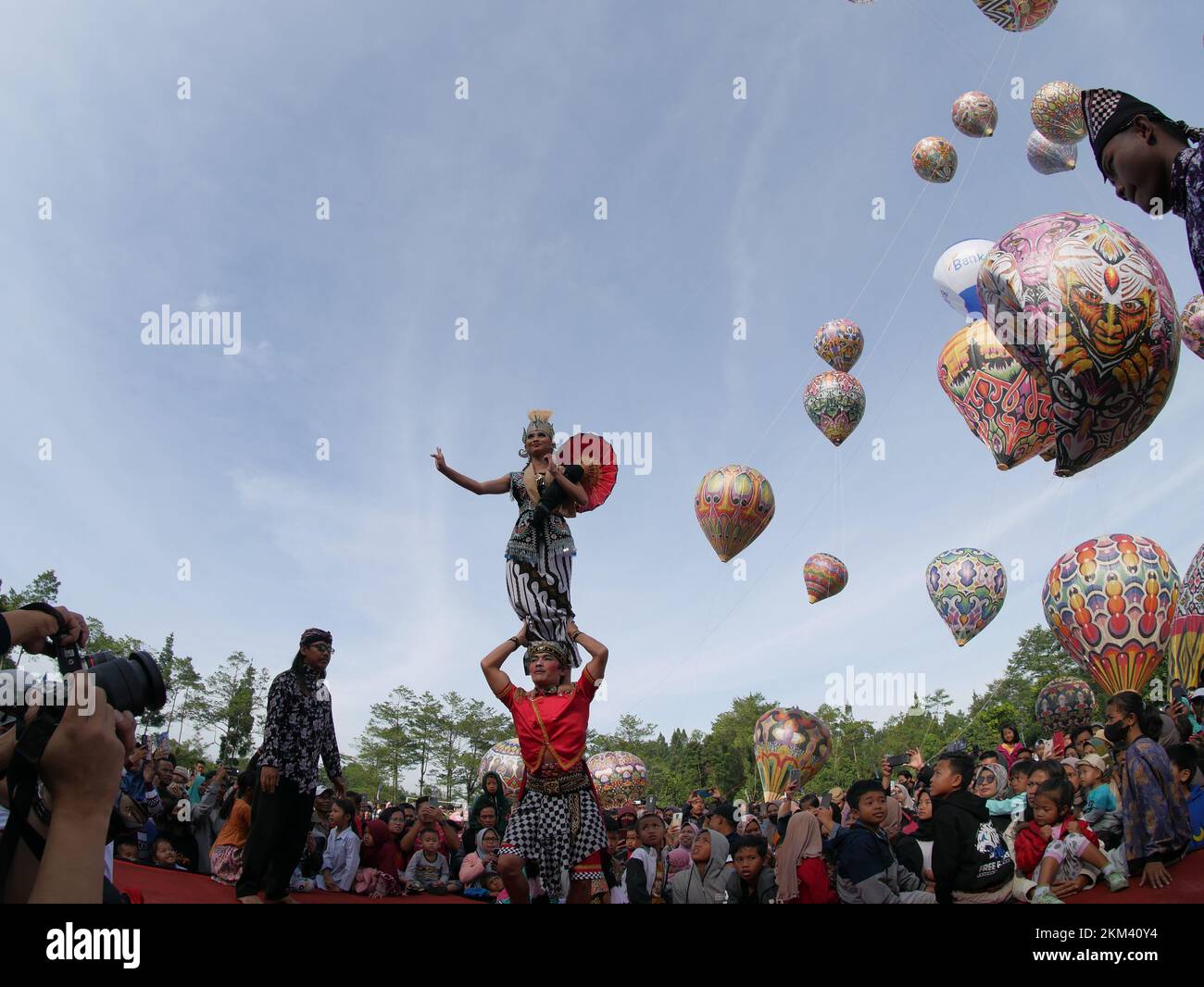 Lengger dancers from Wonosobo Regency, Central Java, Indonesia dance ...