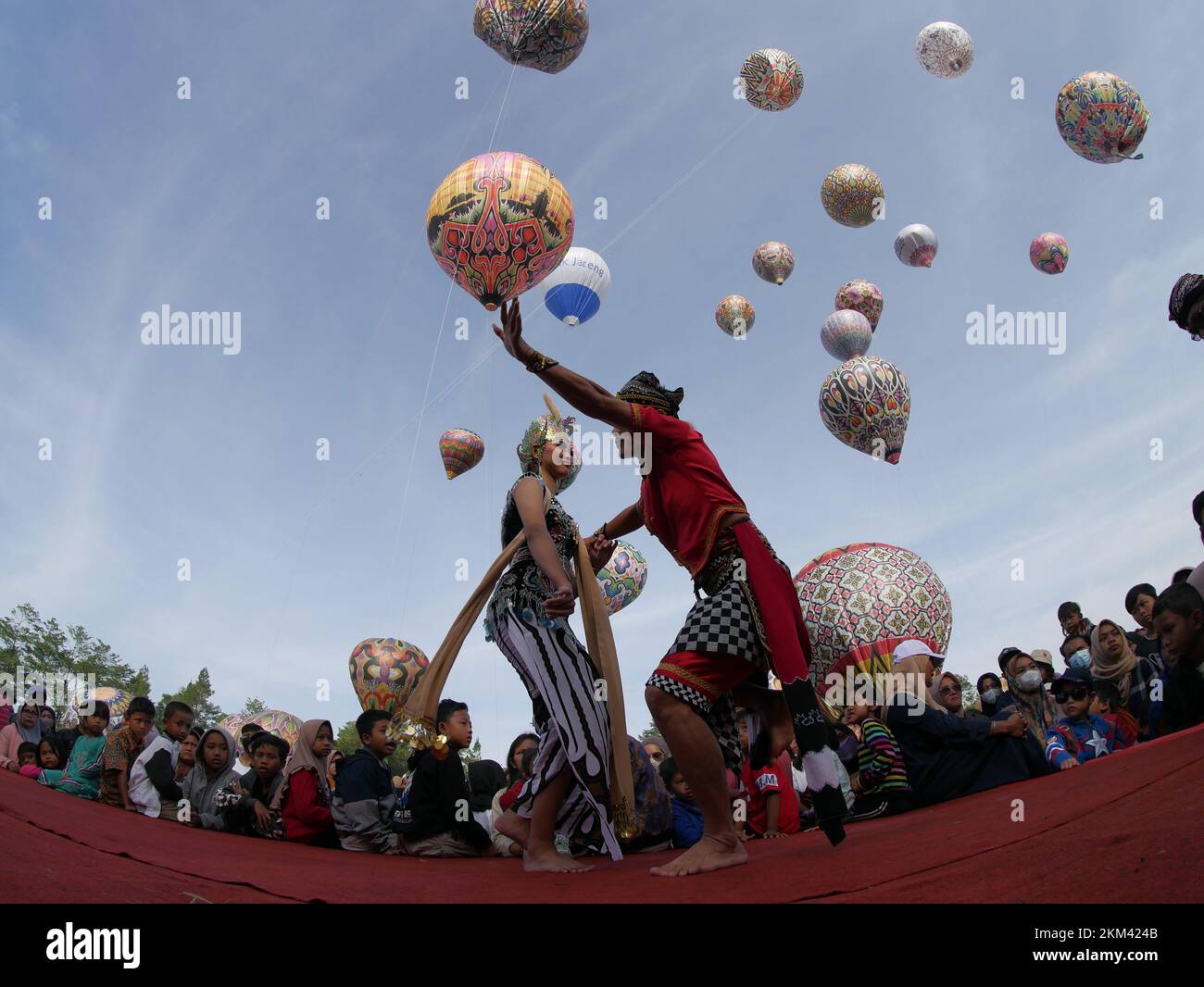 Lengger dancers from Wonosobo Regency, Central Java, Indonesia dance ...