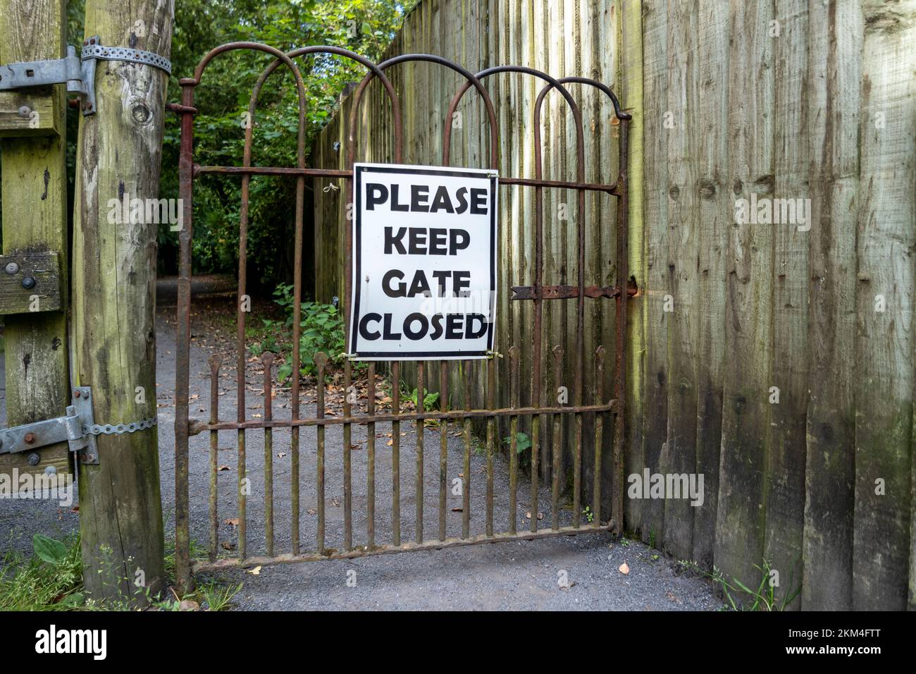 Please Keep Gates Closed Sign at iron gate in Ireland Stock Photo - Alamy