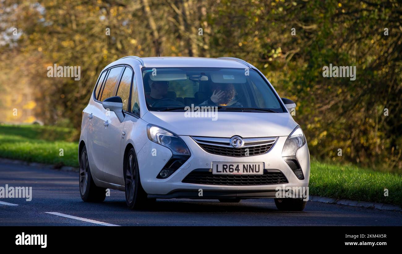 2014 white Vauxhall Zafira car Stock Photo - Alamy
