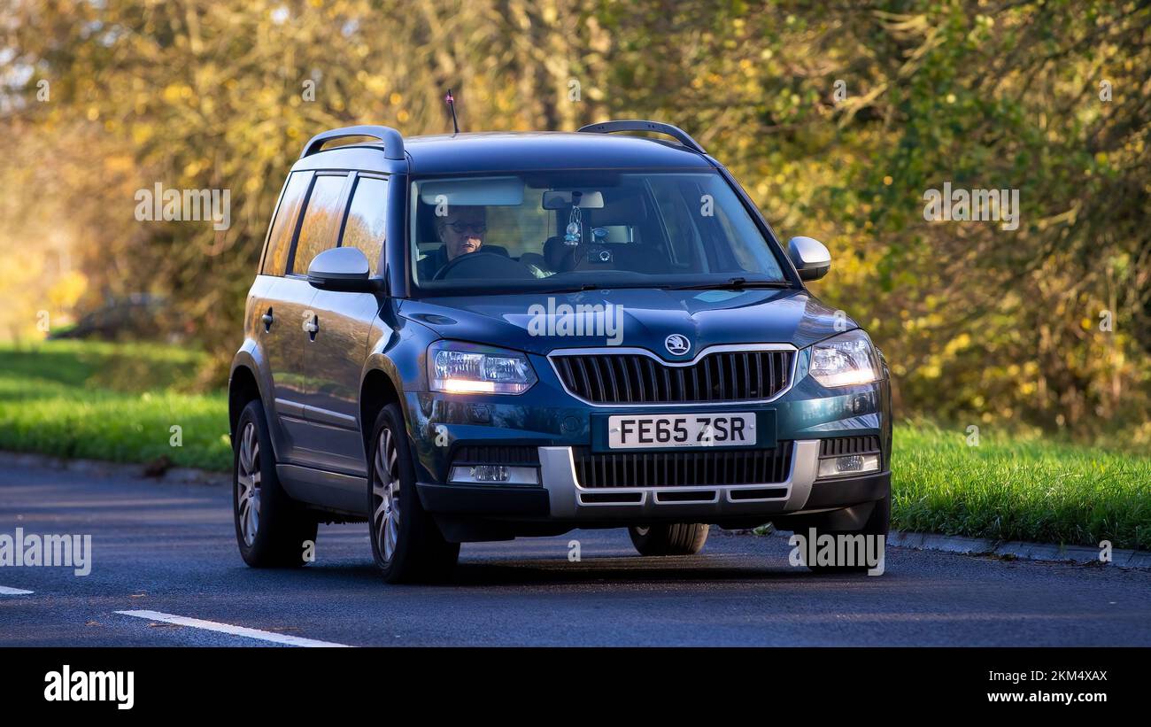 2015 blue Skoda Yeti car Stock Photo - Alamy