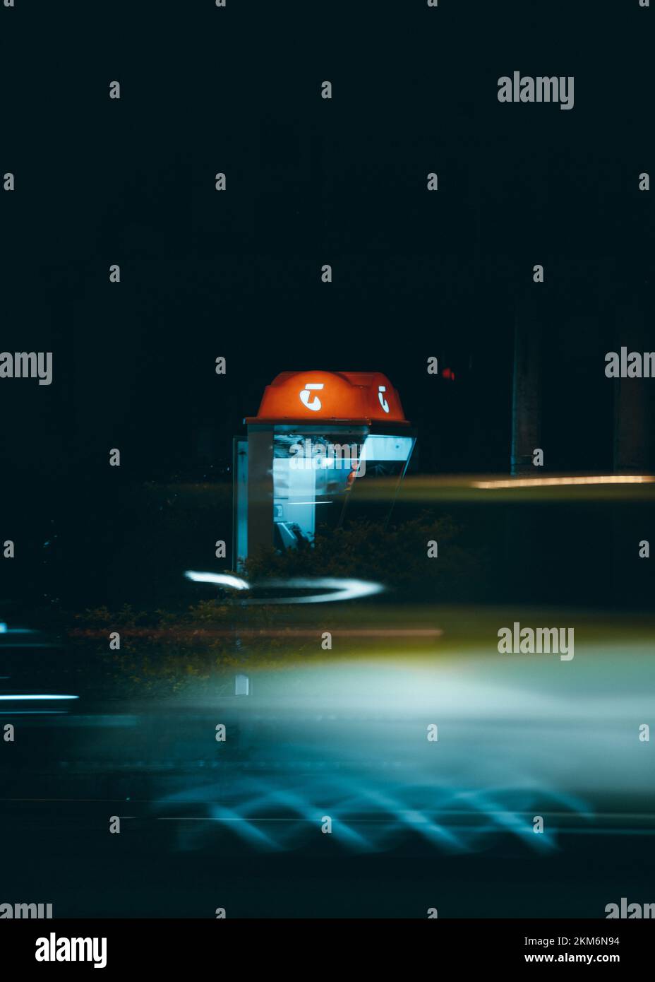 Traffic lights behind car hi-res stock photography and images - Alamy