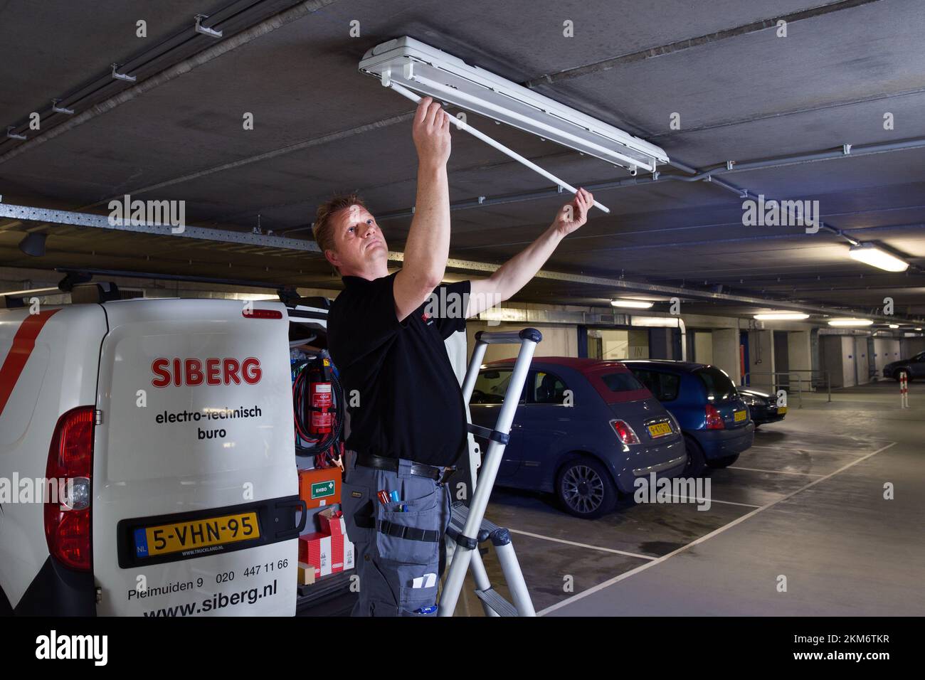 replacing fluorescent tubes in a garage , Holland vvbvanbree fotografie ...