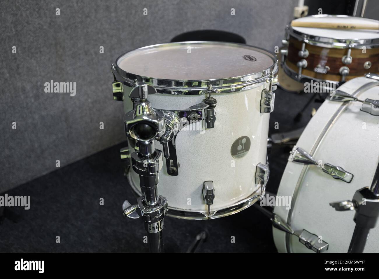 Photograph of a drum kit and its details Stock Photo - Alamy