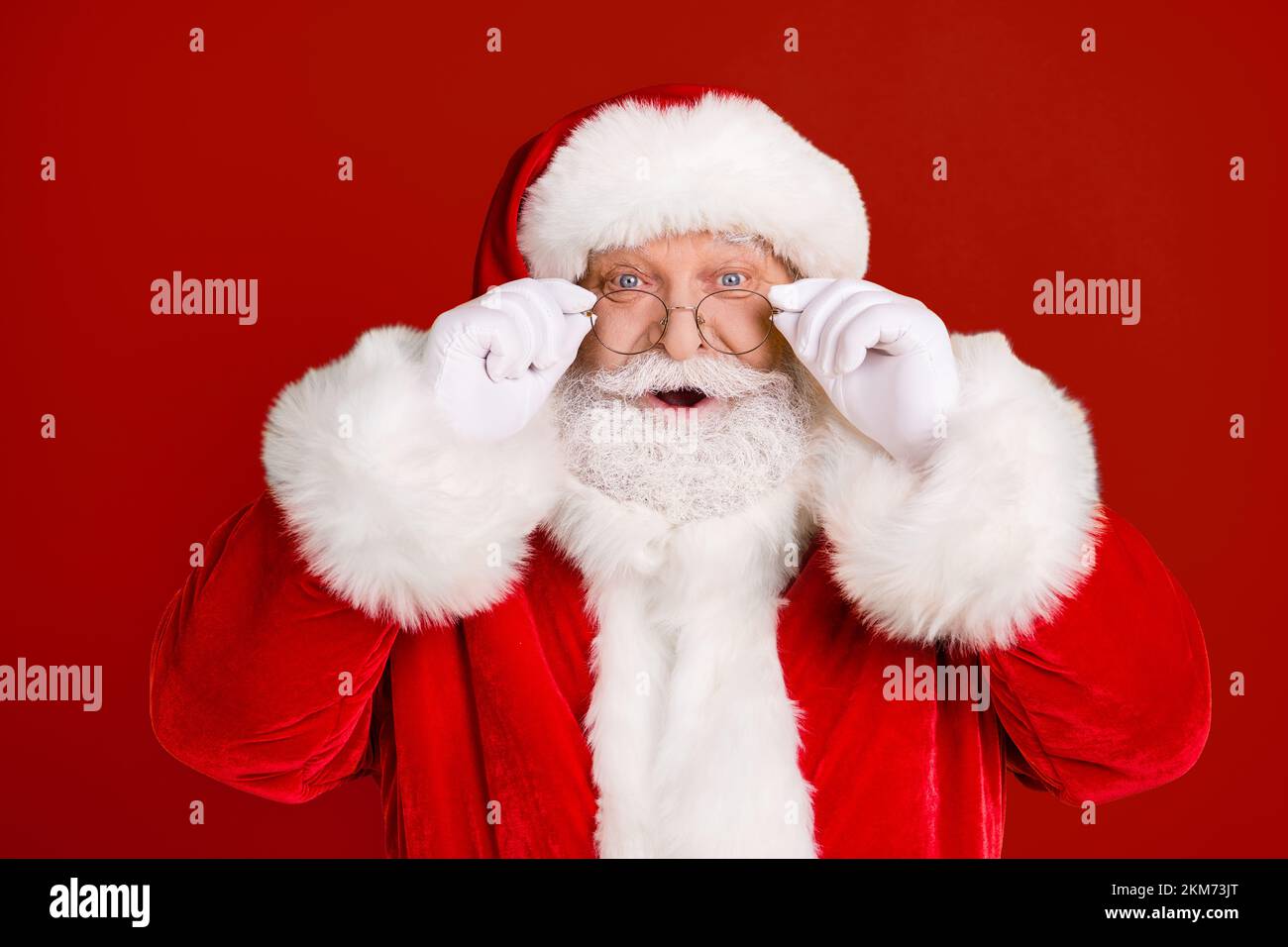 Portrait astonished santa claus impressed x-mas newyear christmas magic ...
