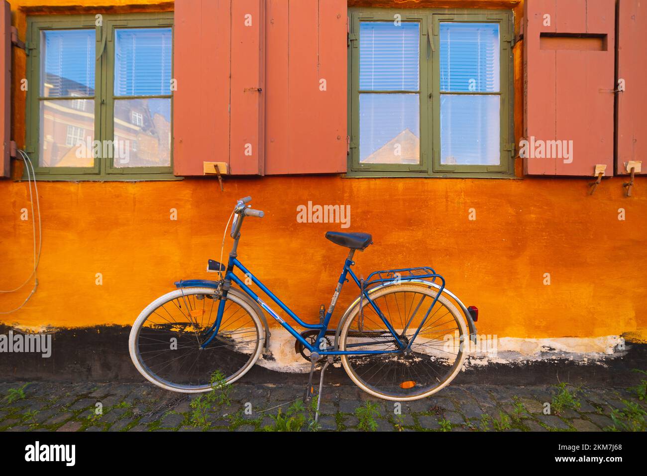 Vintage bicycle leaning against wall hi-res stock photography and ...