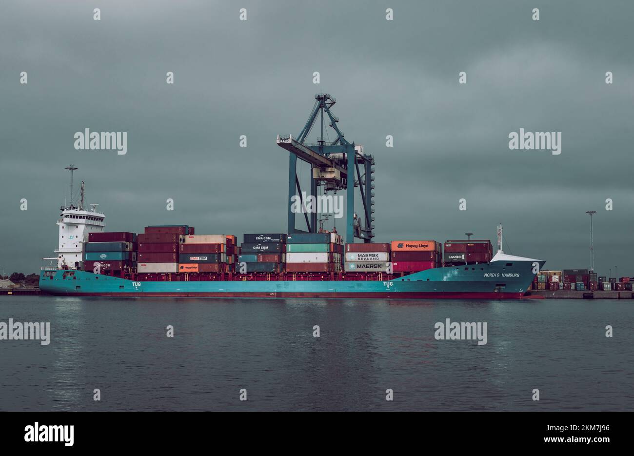 container ship docking in the port Stock Photo - Alamy
