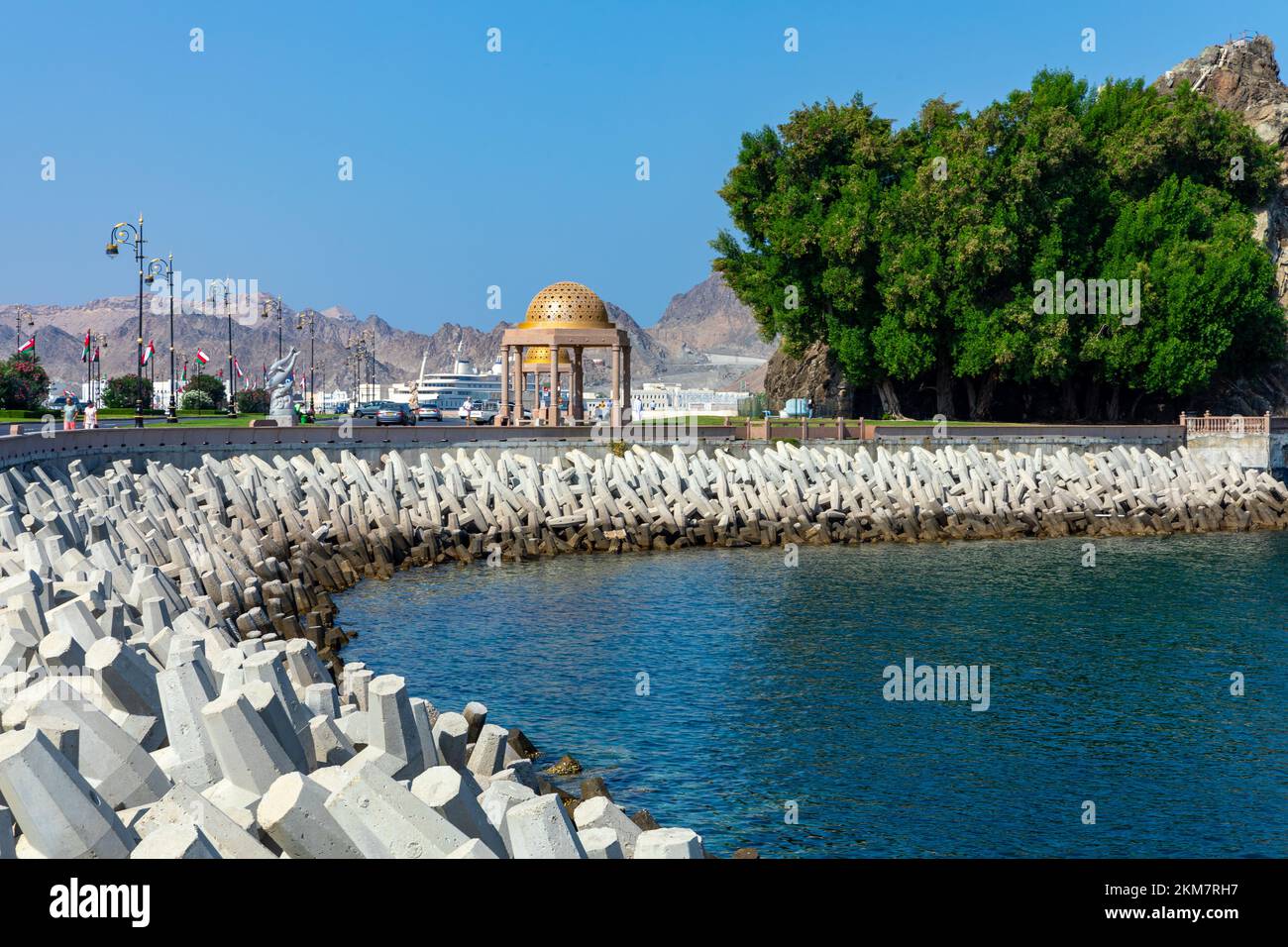 Traditional Omani architecture. Old Town of Muscat along Mutrah ...