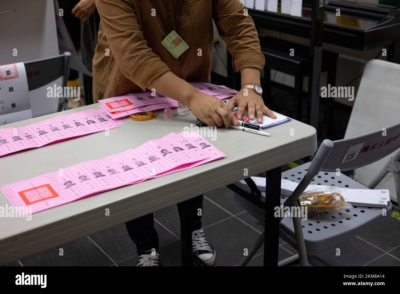 Taiwan. 26th Nov, 2022. Polling official at Rinari polling station seen ...