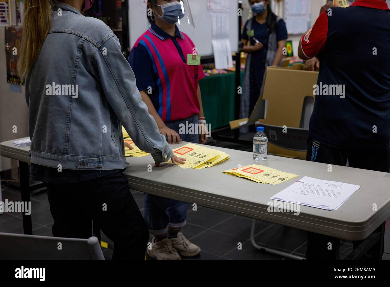 Taiwan. 26th Nov, 2022. Polling official seen handling the counted ...