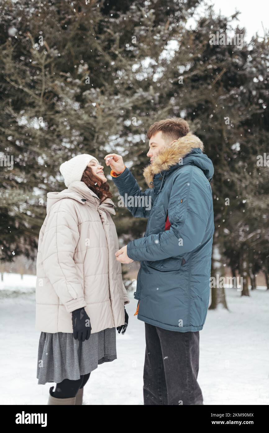 Couple snowfall forest hi-res stock photography and images - Alamy