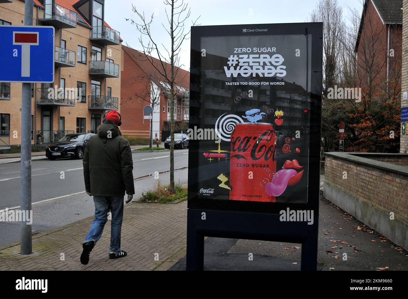 Kastrup/Copenahgen /Denmmark/26 November 2022/. Coca cola original cans ...
