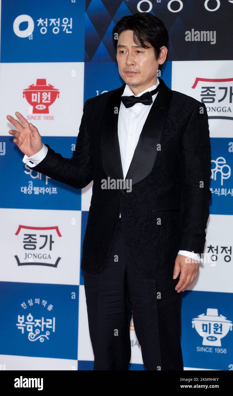 Seoul, South Korea. 25th Nov, 2022. South Korean actor Sol Kyung-gu, arrives red-carpet for the ...