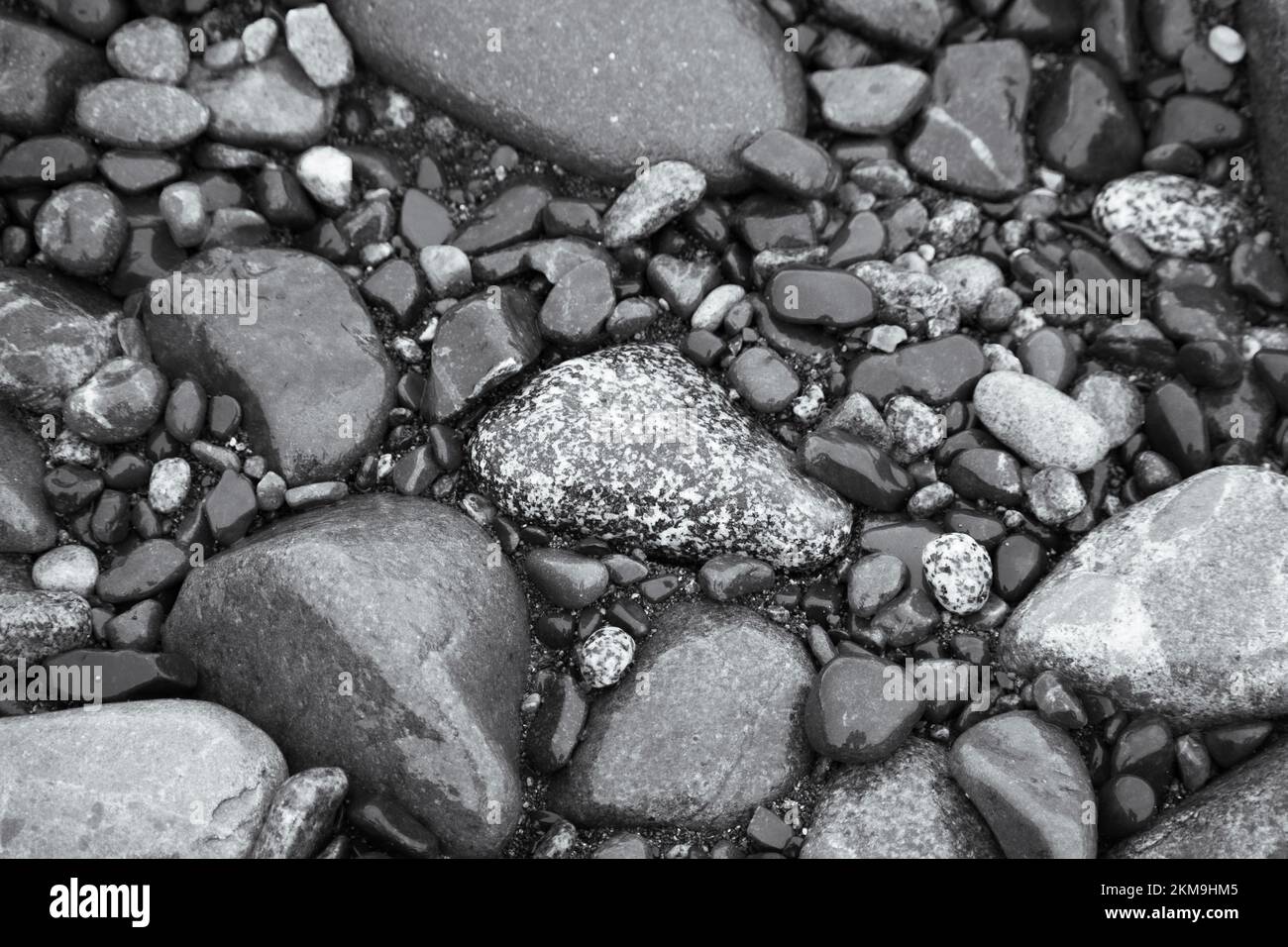 Dark grey pebbles hi-res stock photography and images - Alamy