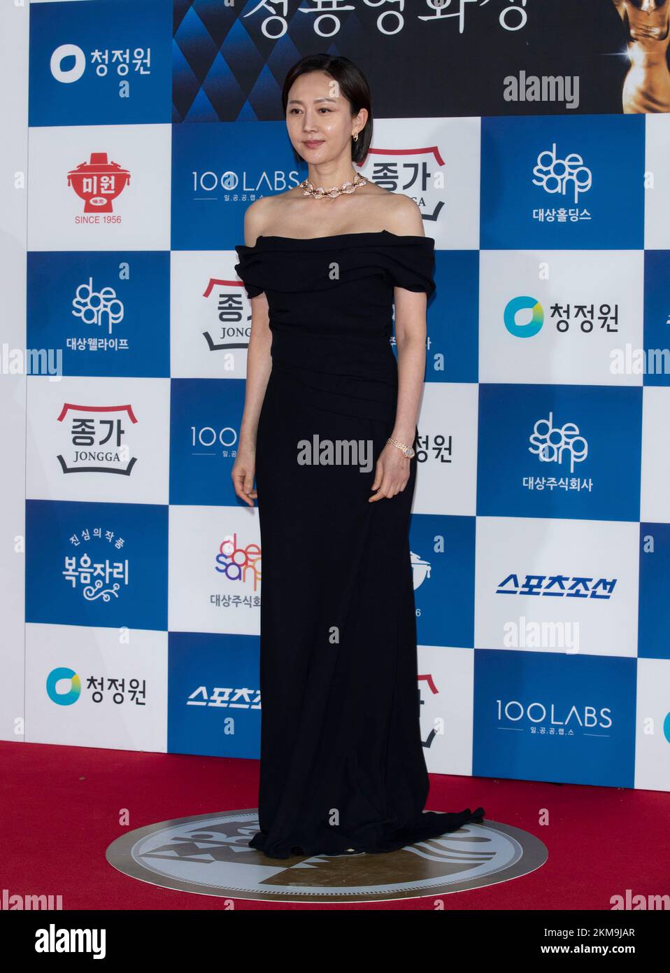 Seoul, South Korea. 25th Nov, 2022. South Korean actress Yum Jung-ah, arrives red-carpet for the ...