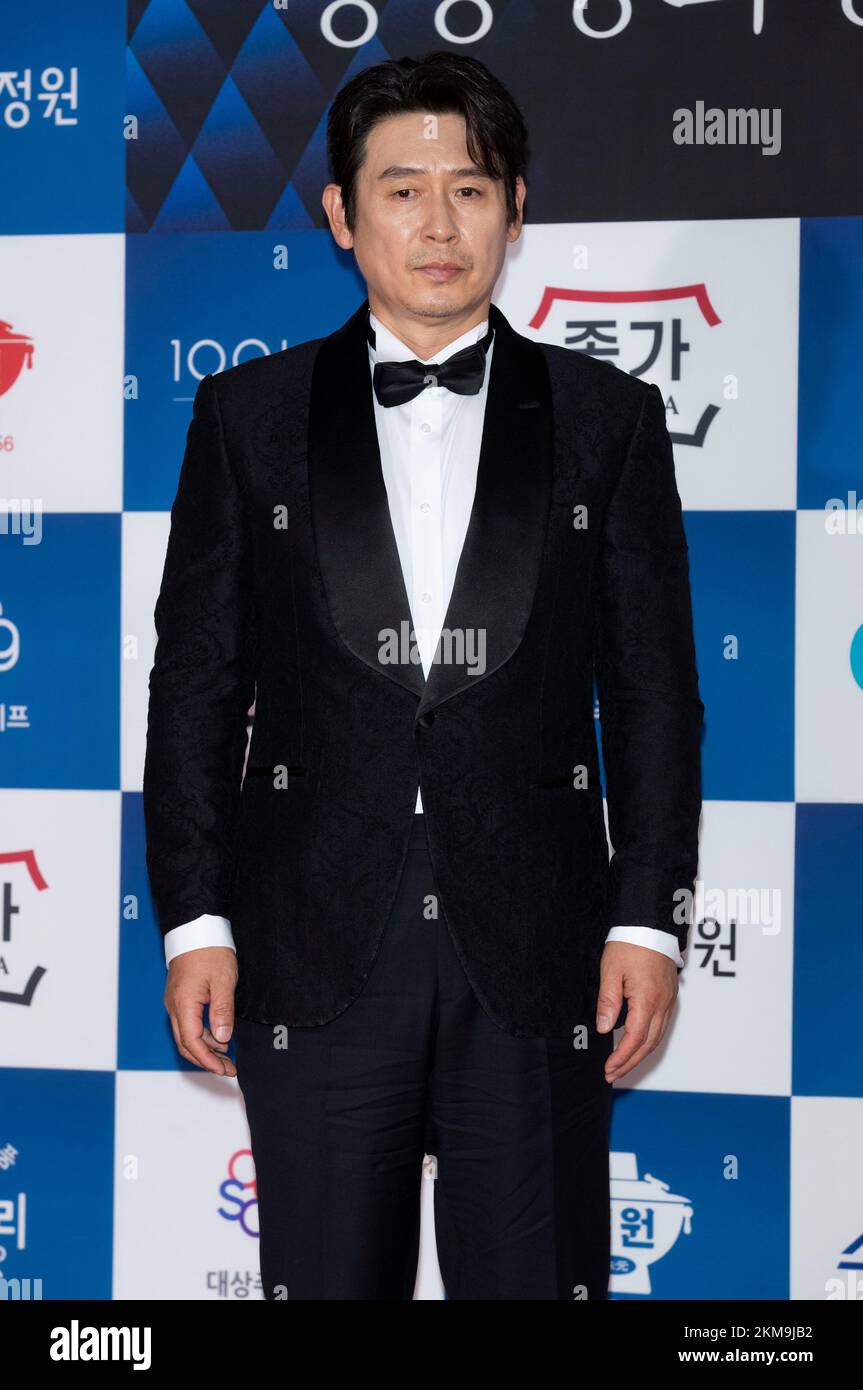 Seoul, South Korea. 25th Nov, 2022. South Korean actor Sol Kyung-gu, arrives red-carpet for the ...