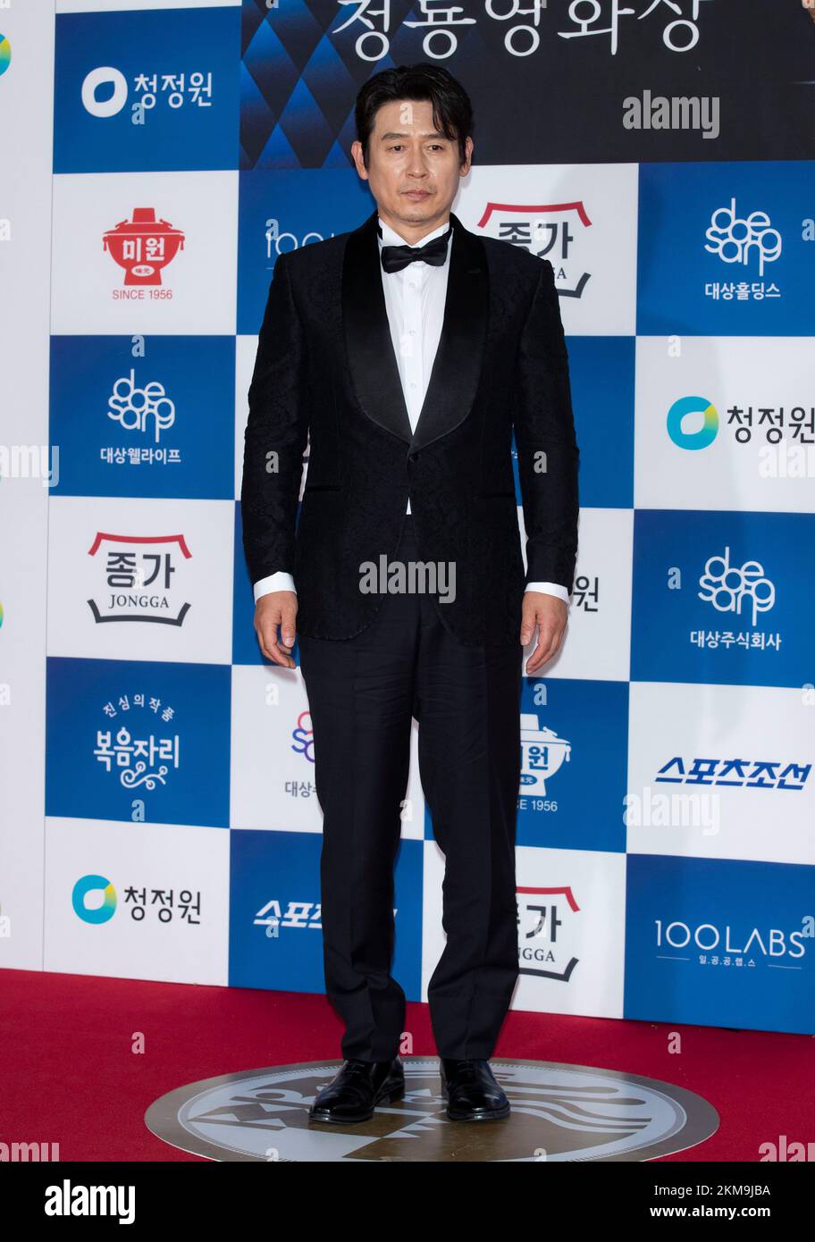 Seoul, South Korea. 25th Nov, 2022. South Korean actor Sol Kyung-gu, arrives red-carpet for the ...