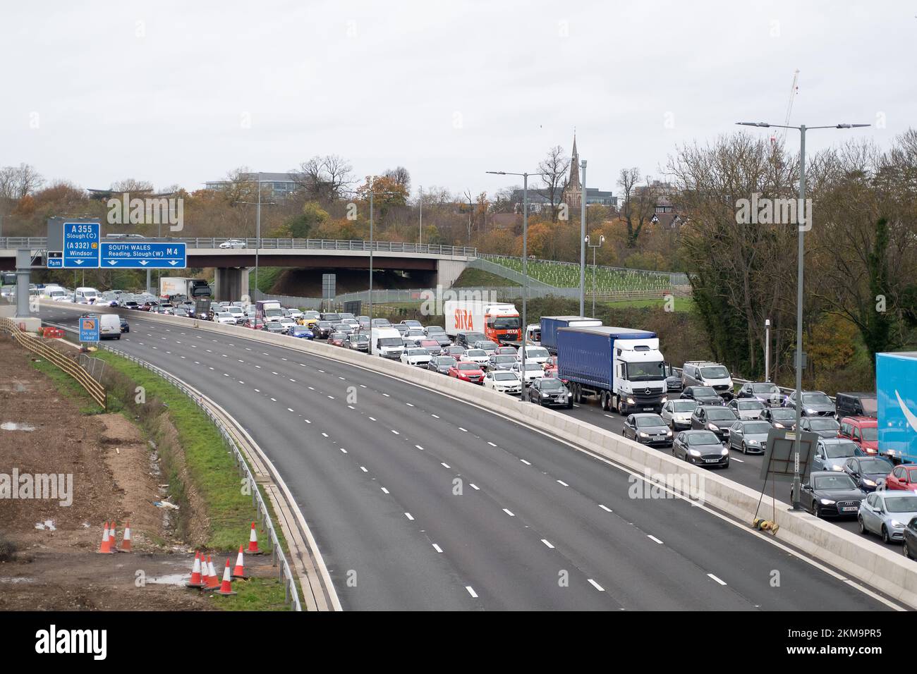 Slough, Berkshire, UK. 26th November, 2022. Traffic misery for ...