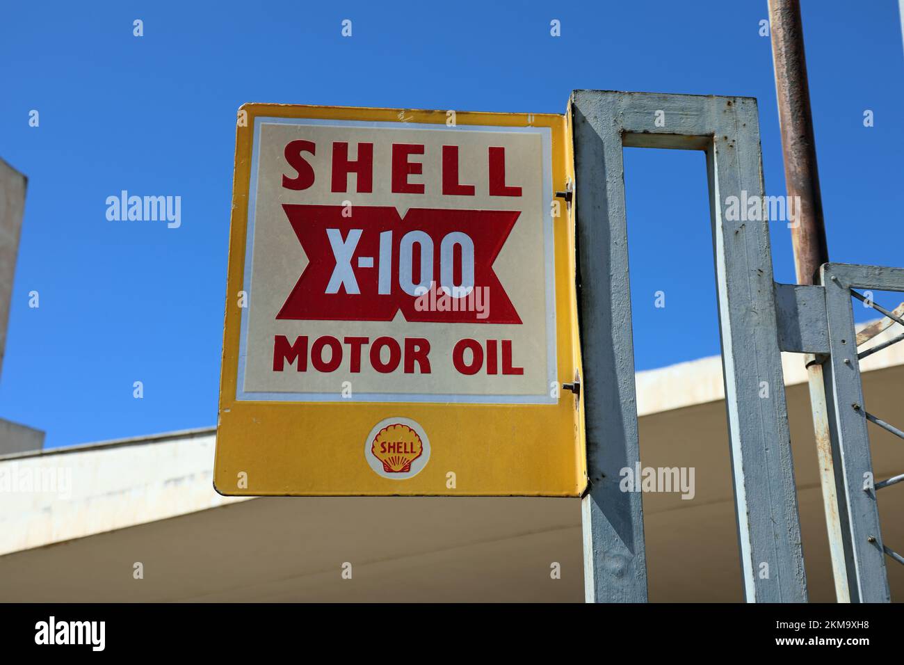 Vintage Shell sign at the Fiat Tagliero building in Asmara Stock Photo ...