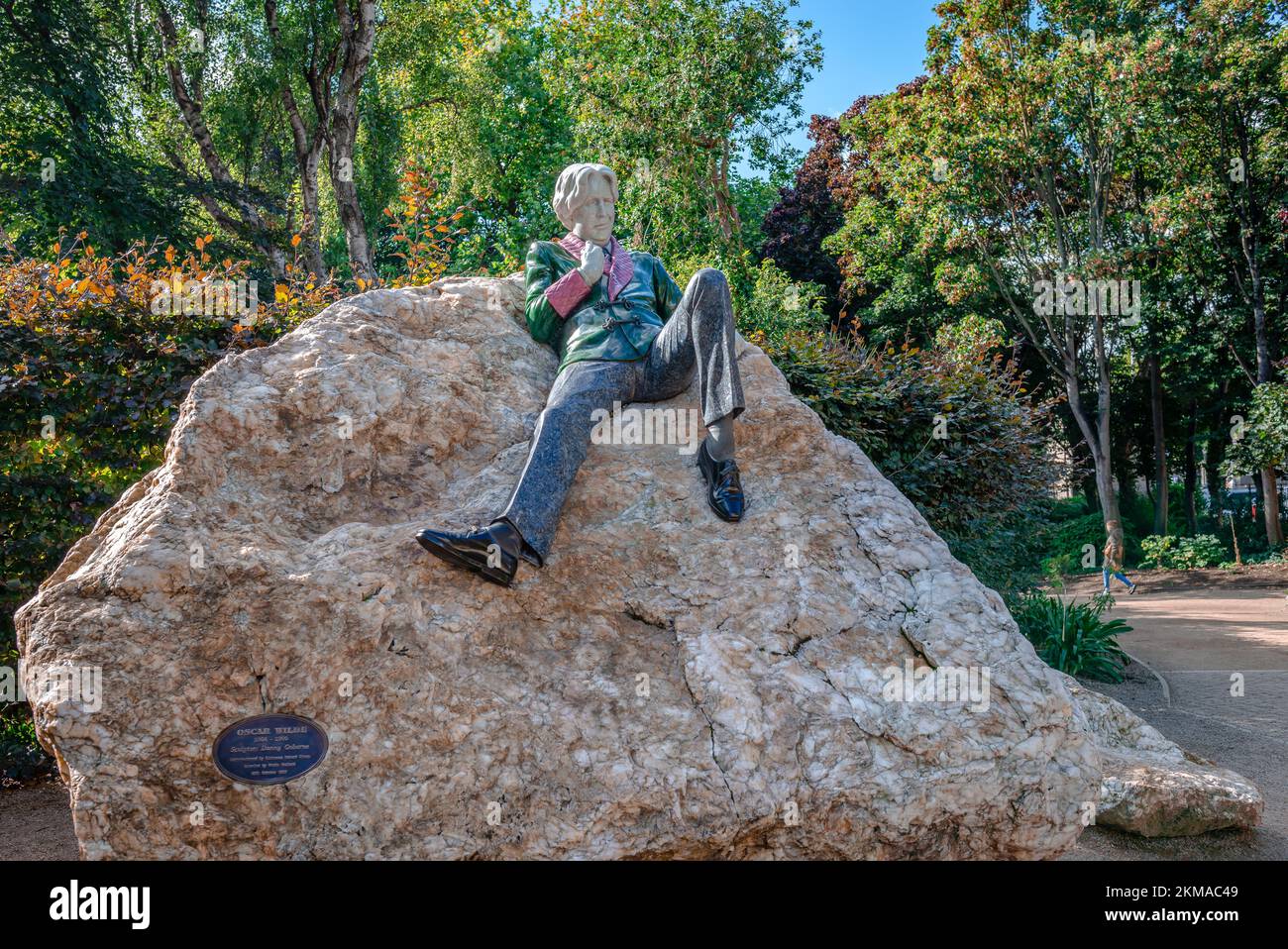 The Oscar Wilde Memorial Sculpture in Merrion Square Park ...