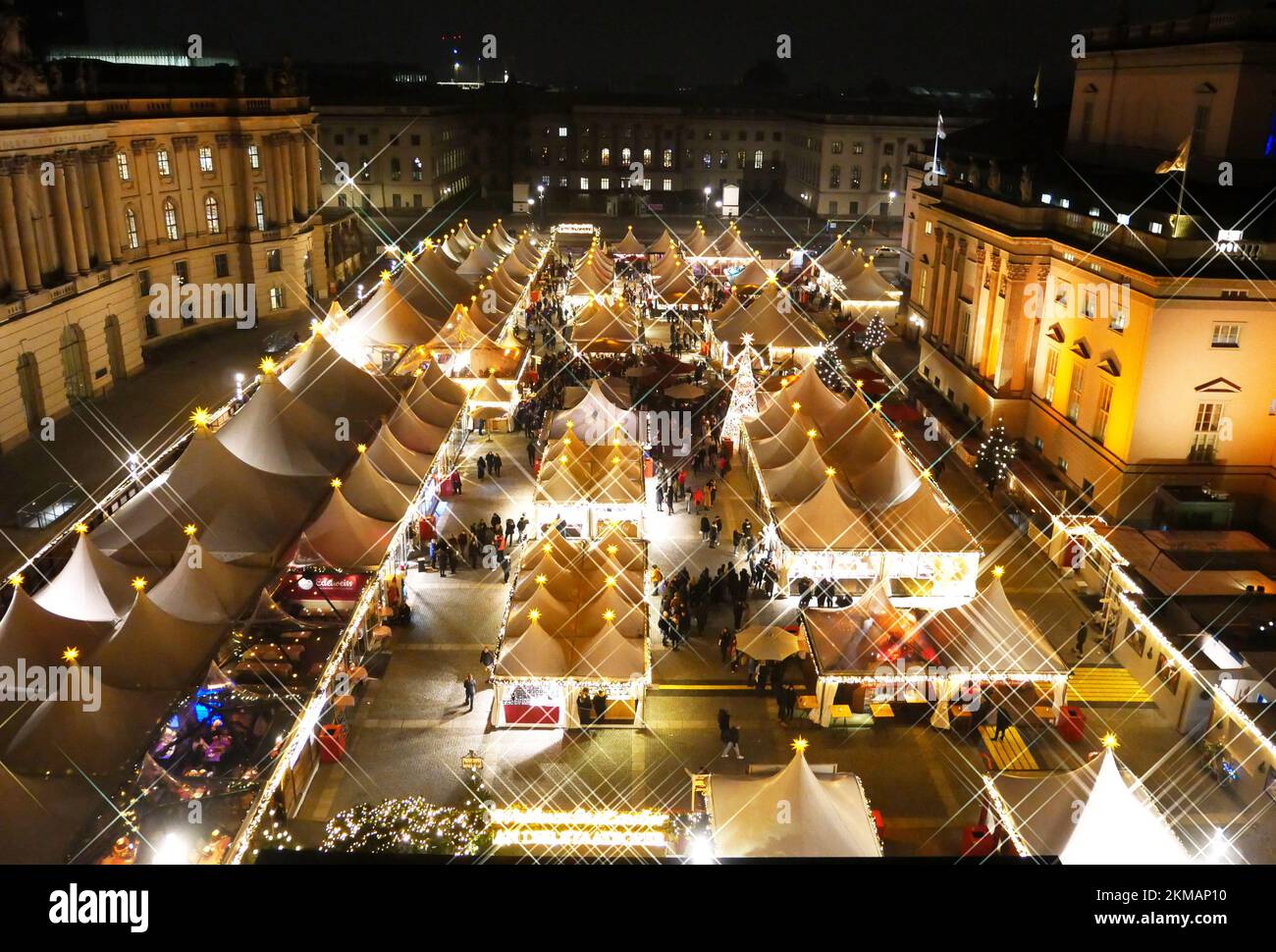 Berlin, Germany. 22nd Nov, 2022. The Christmas market "Weihnachtszauber an der Staatsoper ...