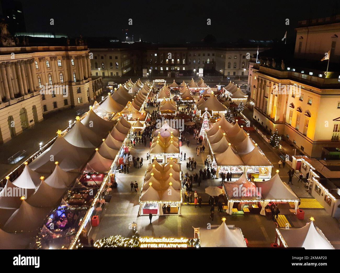 Berlin, Germany. 22nd Nov, 2022. The Christmas market "Weihnachtszauber ...