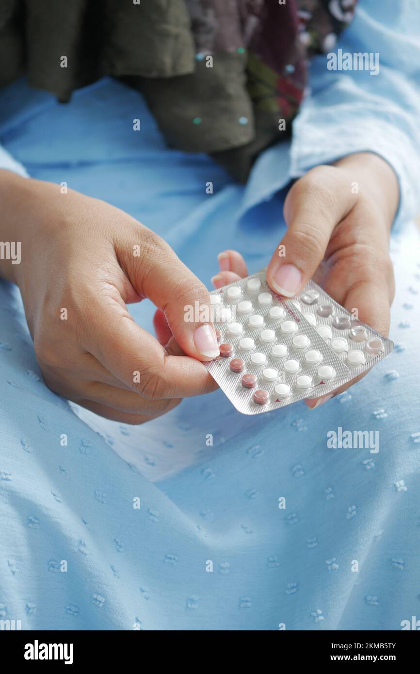 women hand holding birth control pills close up Stock Photo - Alamy