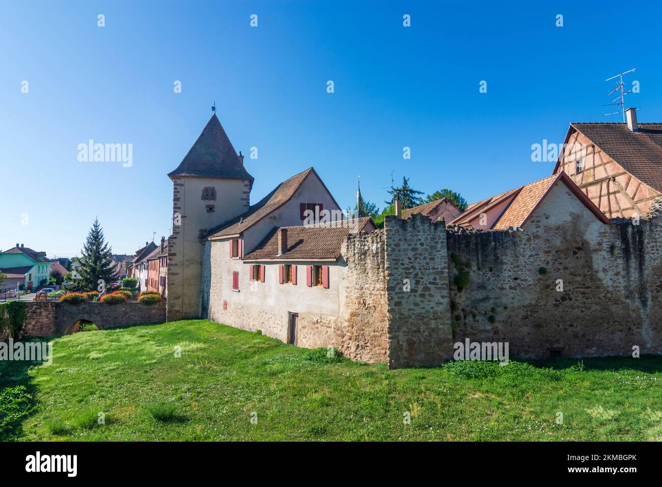Turckheim (Türkheim): city gate Brand (Brand-Tor), city wall in Alsace ...