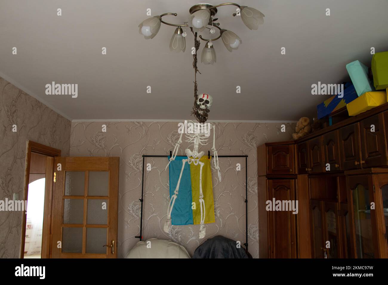 Skeleton hanged on a rope hi-res stock photography and images - Alamy